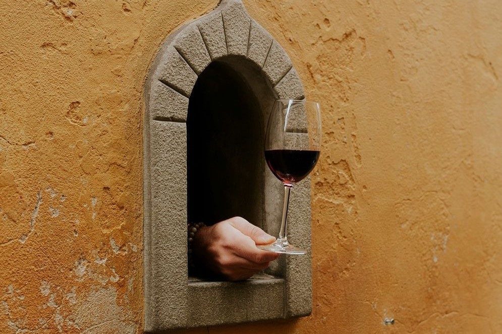 Italian Wine Windows: Drinking wine without seeing merchants